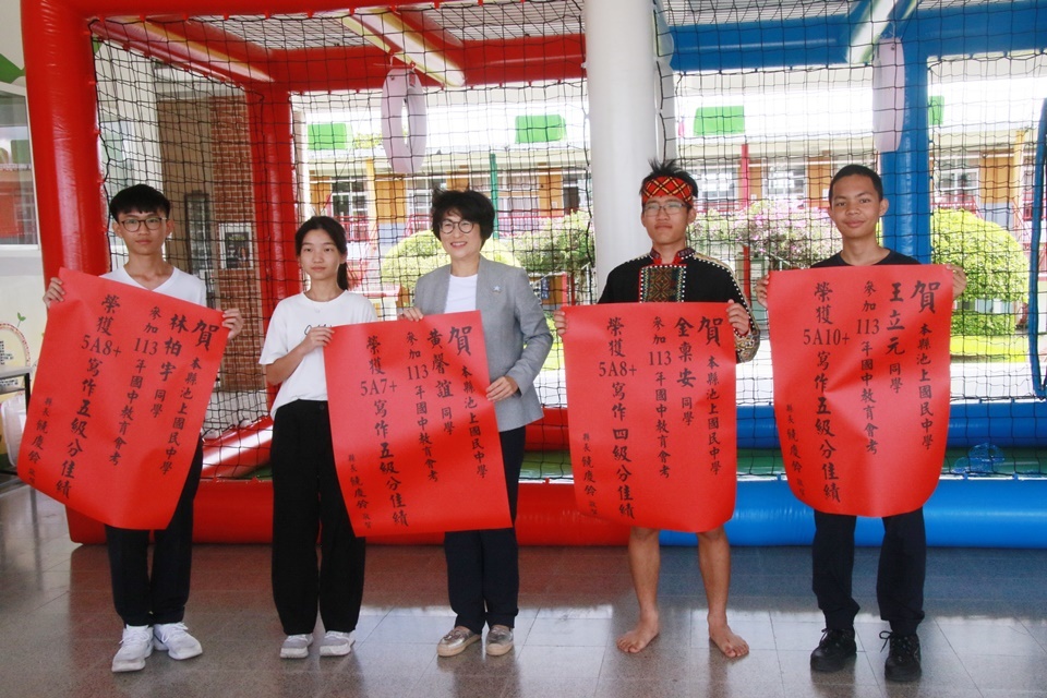國中會考臺東2生獲5A10+ 縣長親到校頒紅榜 - 國立教育廣播電臺Channel+